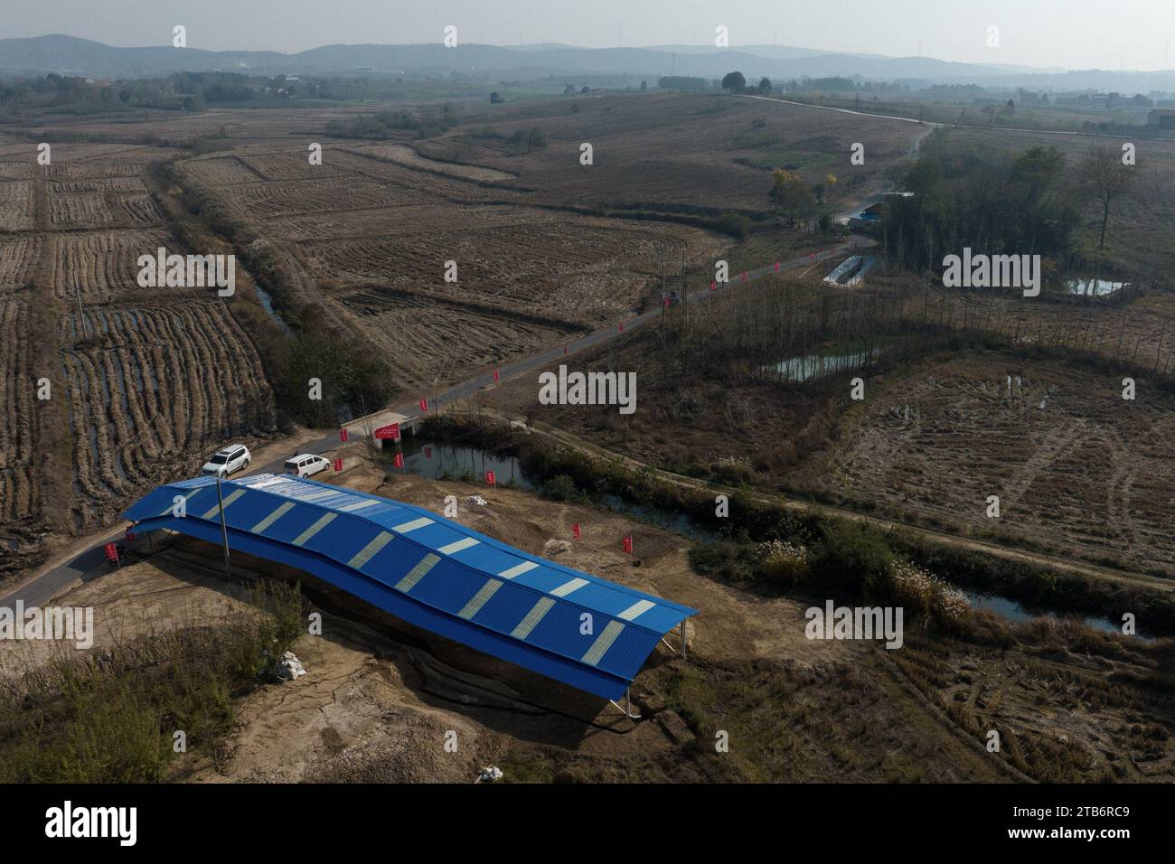 (231205) -- JINGMEN, Dec. 5, 2023 (Xinhua) -- This aerial photo taken ...