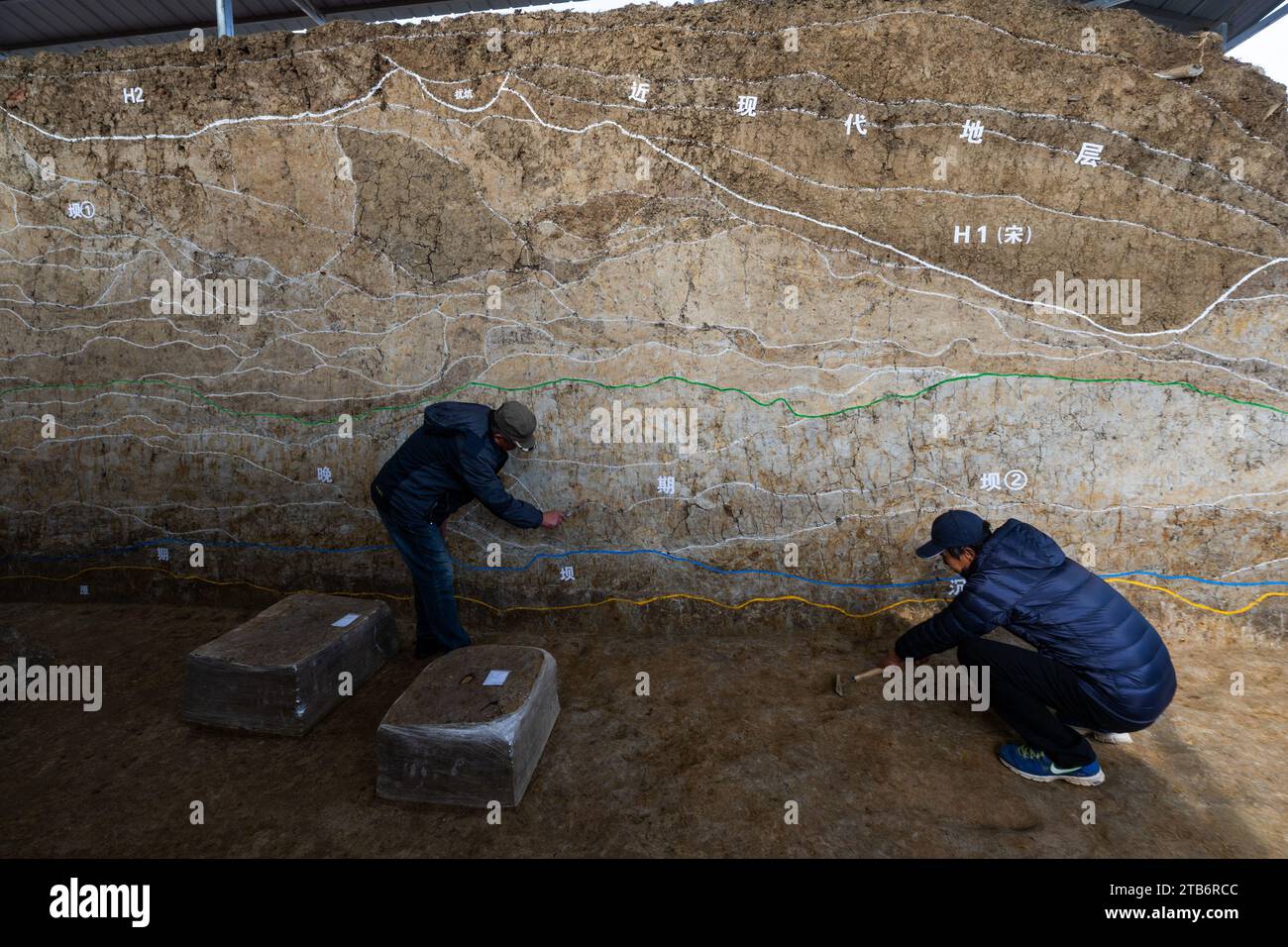 (231205) -- JINGMEN, Dec. 5, 2023 (Xinhua) -- Archeologists work at the ...