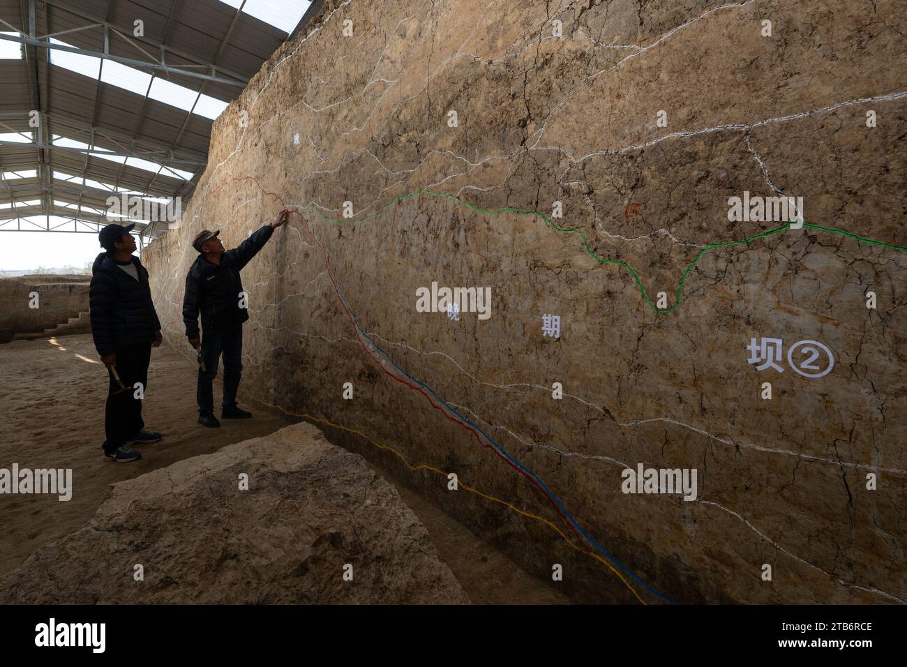 (231205) -- JINGMEN, Dec. 5, 2023 (Xinhua) -- Archeologists work at the ...