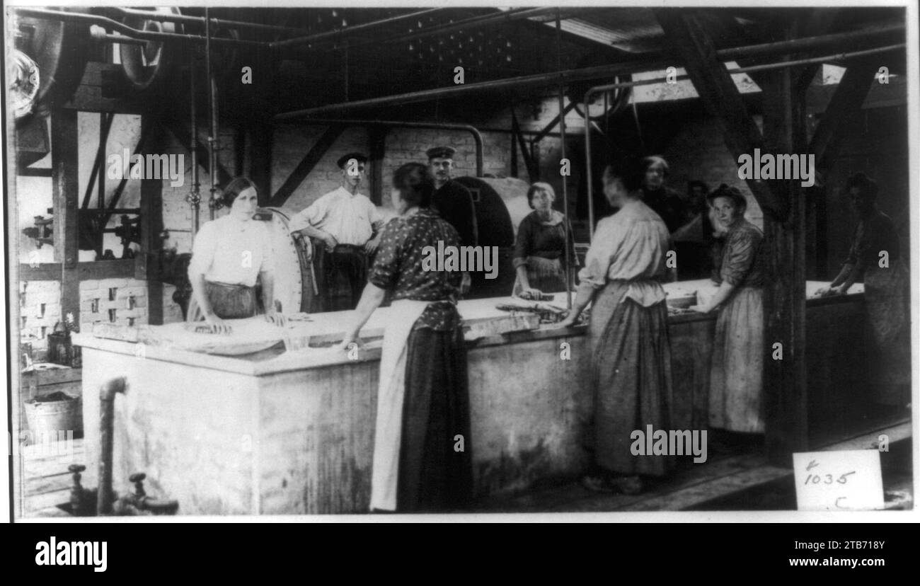 Wash women Black and White Stock Photos & Images - Alamy