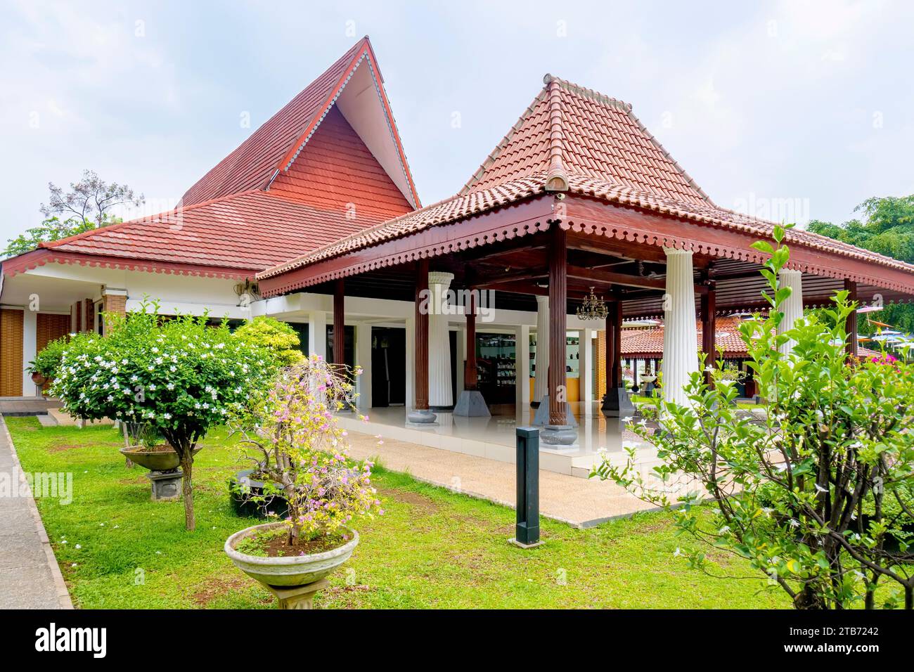 Various traditional houses in Indonesia. Indonesian traditional houses ...