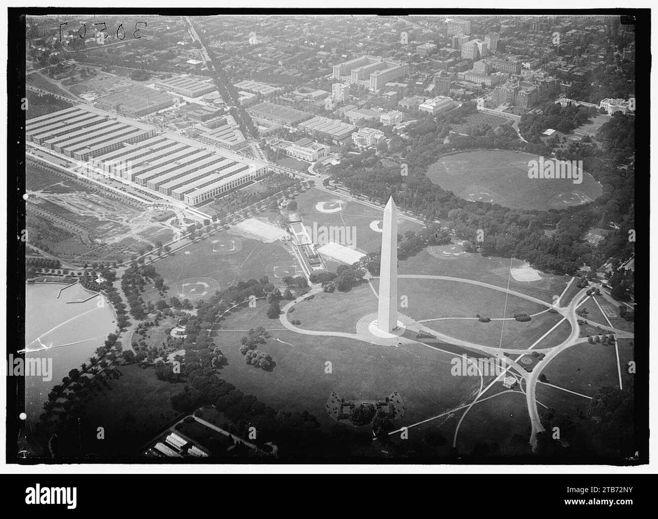 WASHINGTON MONUMENT. GROUNDS VIEWED FROM AIR Stock Photo - Alamy