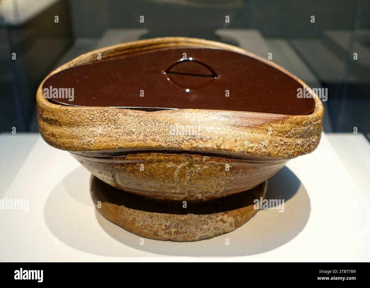 Water jar, Japan, Bizen kilms, Momoyama period, 1590-1605 AD, stoneware ...