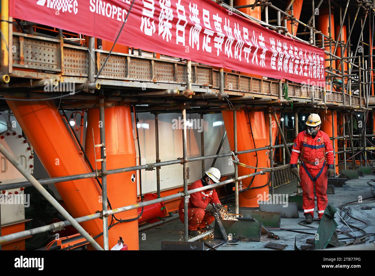 China dock workers hi-res stock photography and images - Alamy