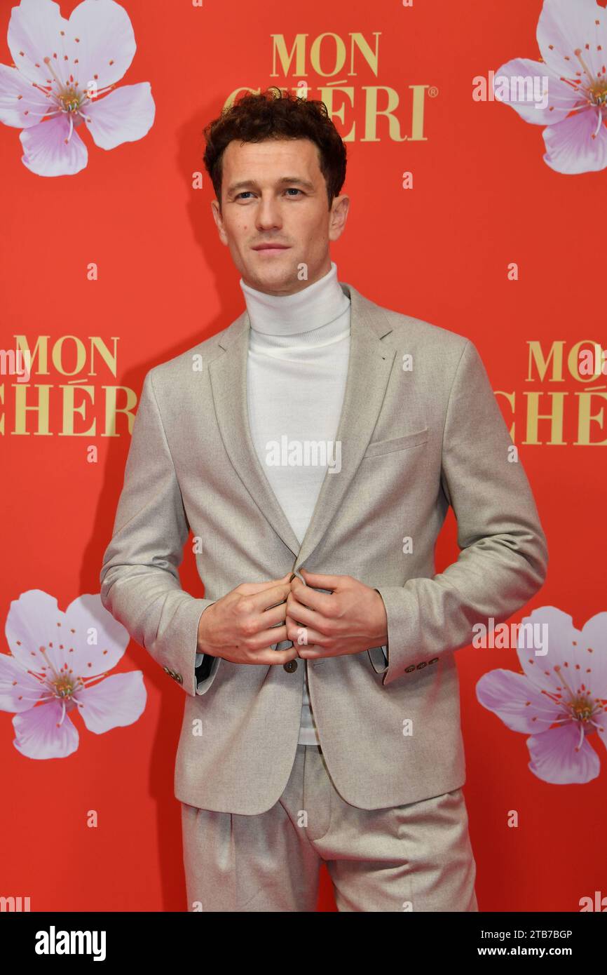 Artjom Gilt/Mon Cheri Barbara Tag/Isarpost/München/04. Dezember 2023 ...