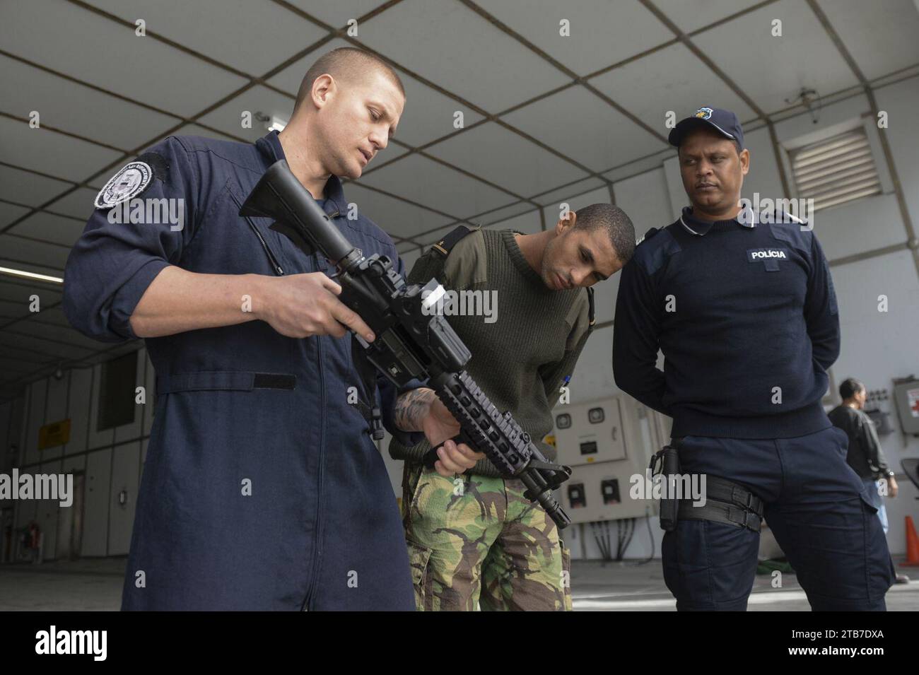 Weapons-handling drills 150114 Stock Photo - Alamy