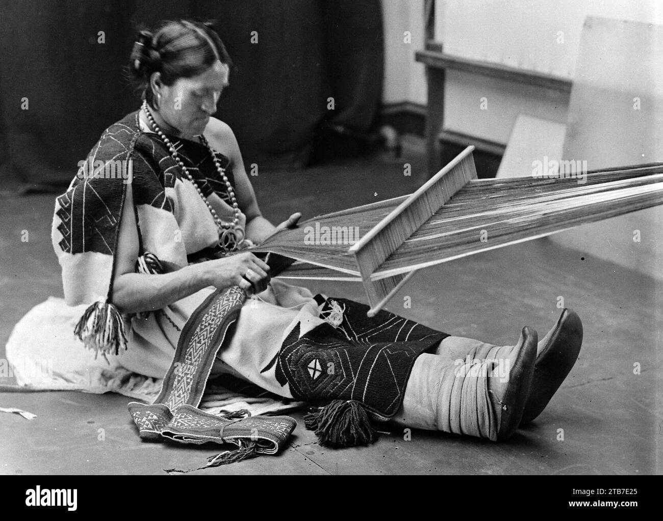 We-Wa, a Zuni berdache, weaving Stock Photo - Alamy