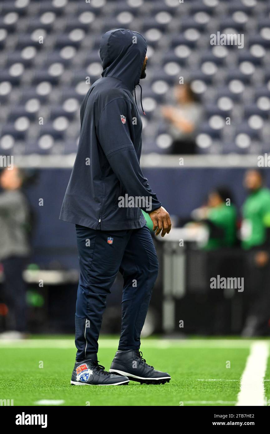 Houston Texans defensive end Jerry Hughes warming up prior to an NFL ...