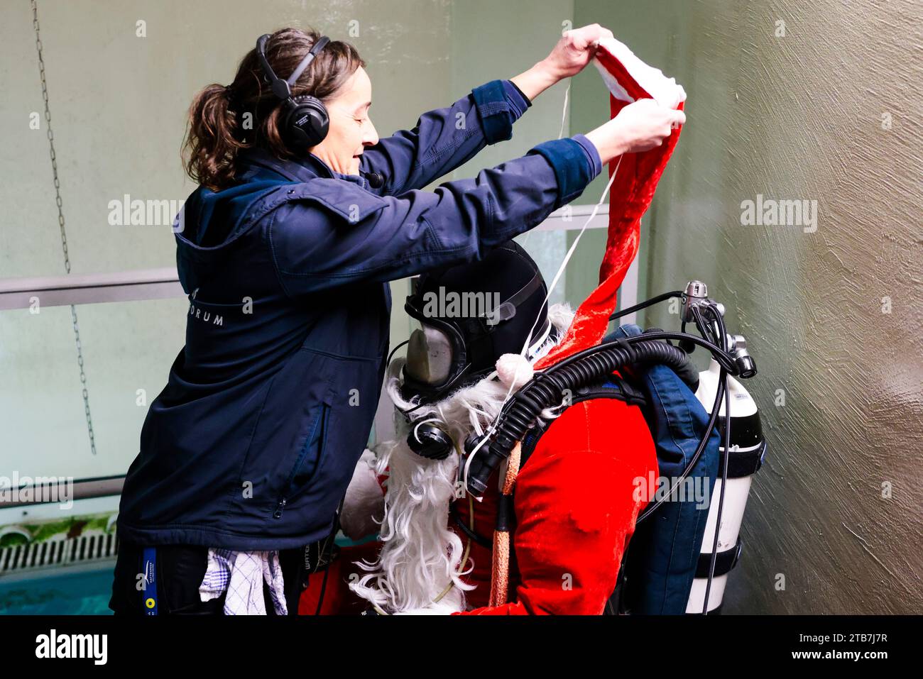 05 December 2023, Schleswig-Holstein, Tönning: Nicole Pekruhl (l) from ...