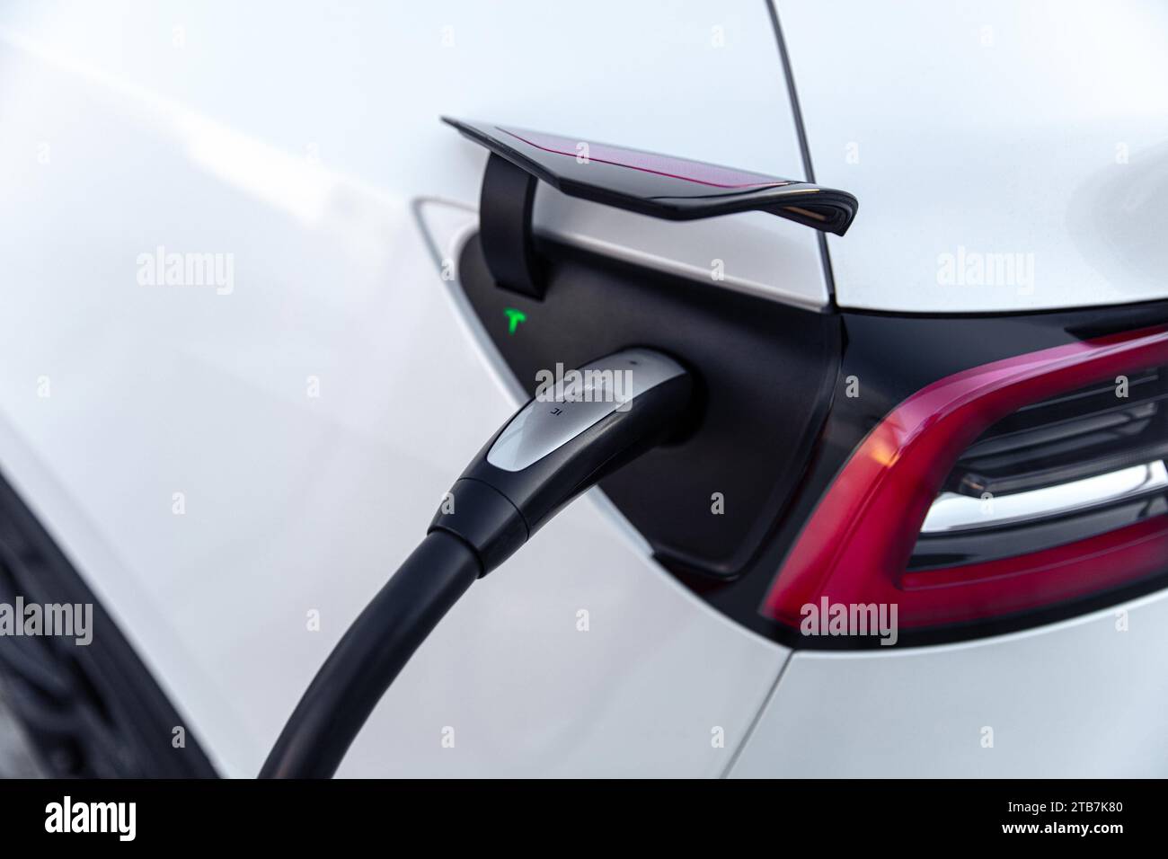 Level 3 (480 volt) Supercharging or DC fast charging of a Tesla ...