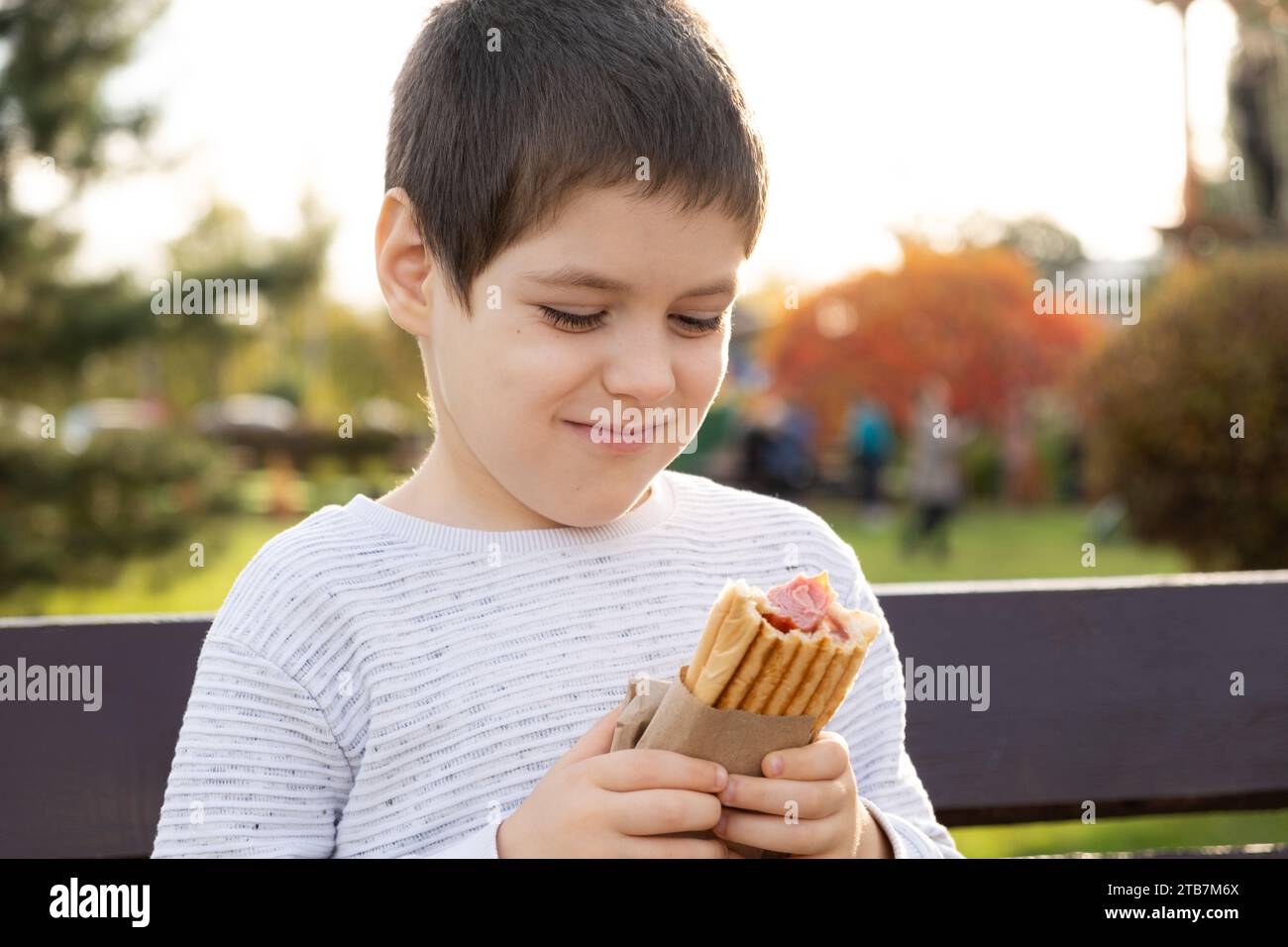 American child eating hot dog hi-res stock photography and images - Alamy