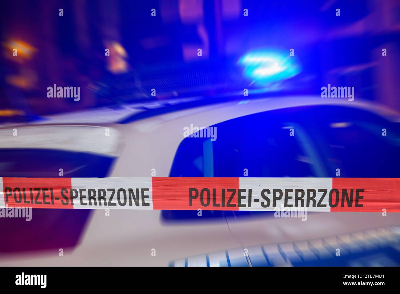 Symbol image: Police cordon (Germany) at night with police car behind ...