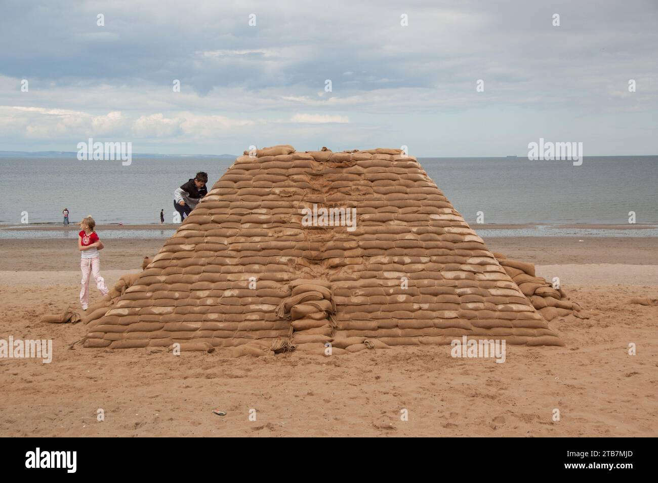 Sandbag pyramid formations hi-res stock photography and images - Alamy