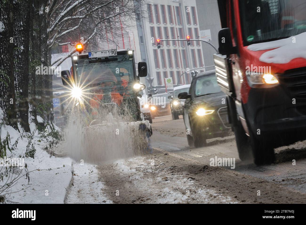 Hamburg, Germany. 05th Dec, 2023. A sweeper from the Hamburg city ...