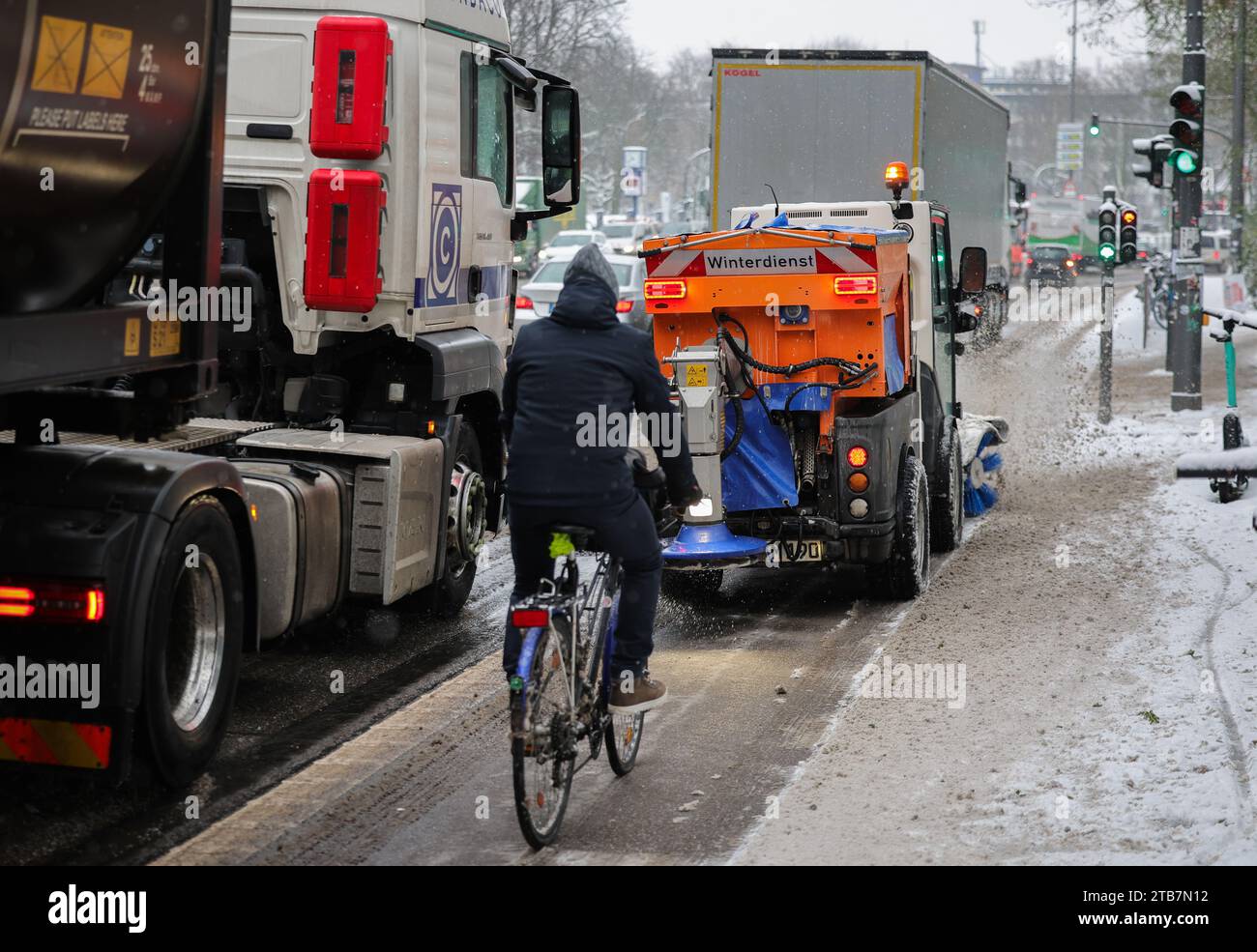 Hamburg, Germany. 05th Dec, 2023. A cyclist rides behind a sweeper of ...