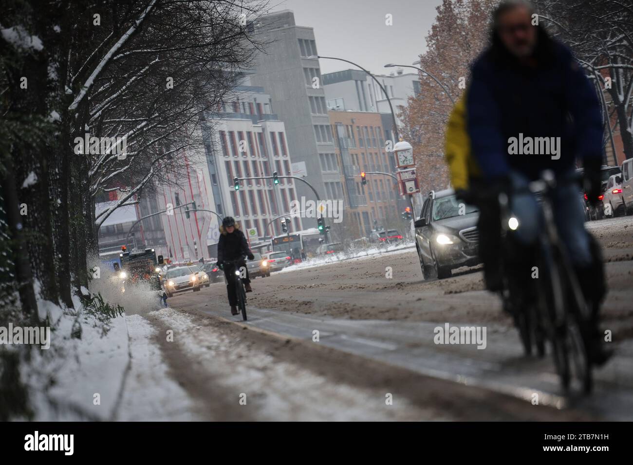 Hamburg, Germany. 05th Dec, 2023. A sweeper from the Hamburg city ...