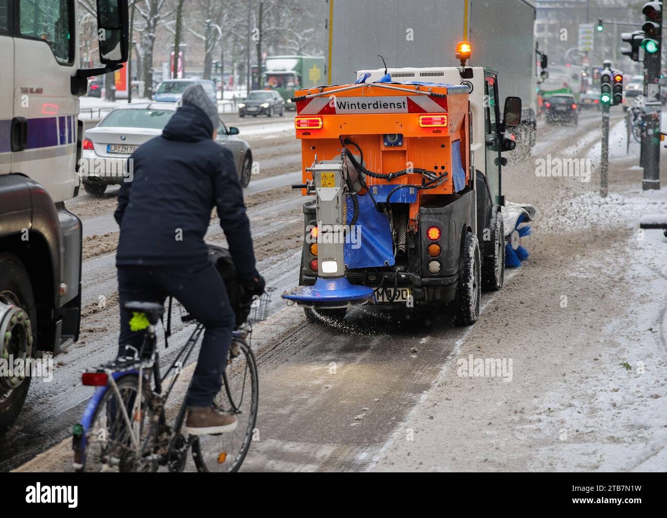 Hamburg, Germany. 05th Dec, 2023. A cyclist rides behind a sweeper of ...