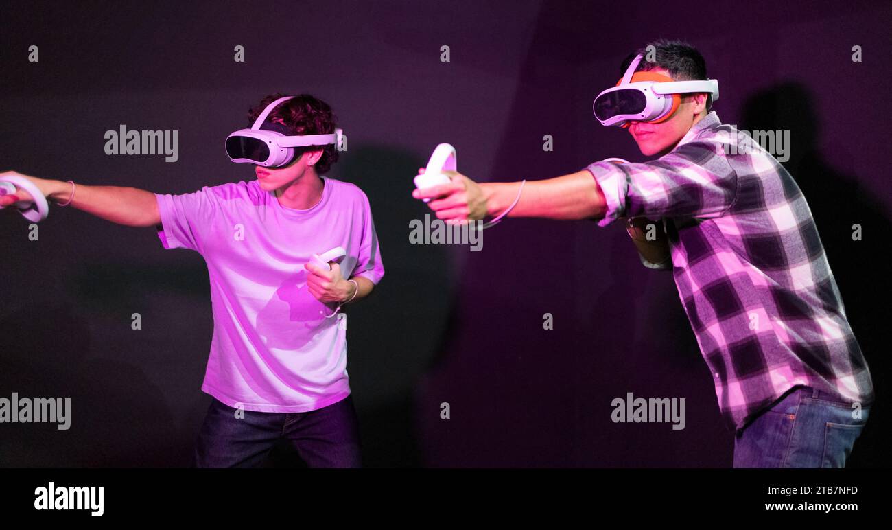 Multi user vr experience hi-res stock photography and images - Alamy