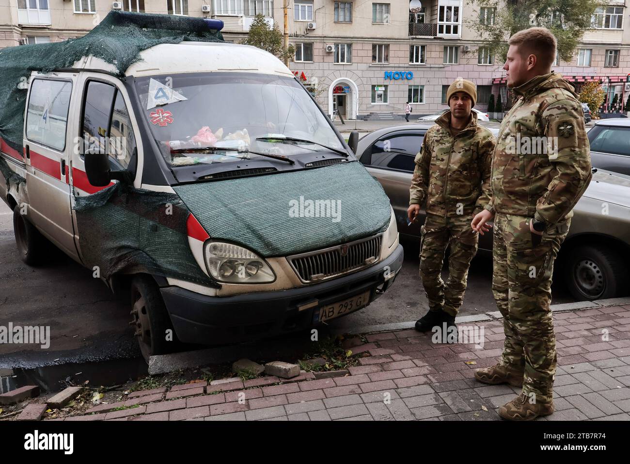 Ukrainian army paramedics hi-res stock photography and images - Alamy