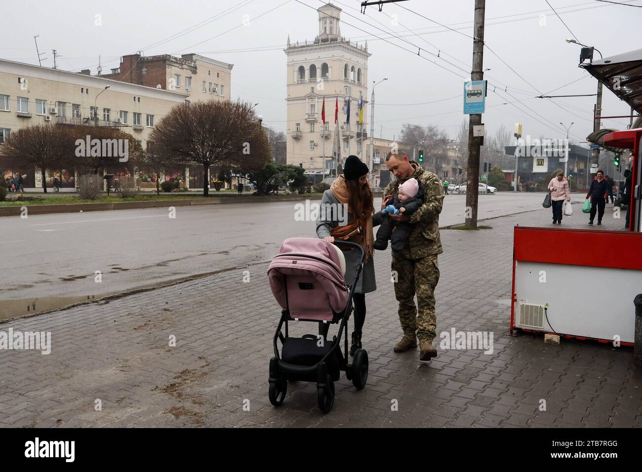 Ukrainian soldier walking down street hi-res stock photography and ...