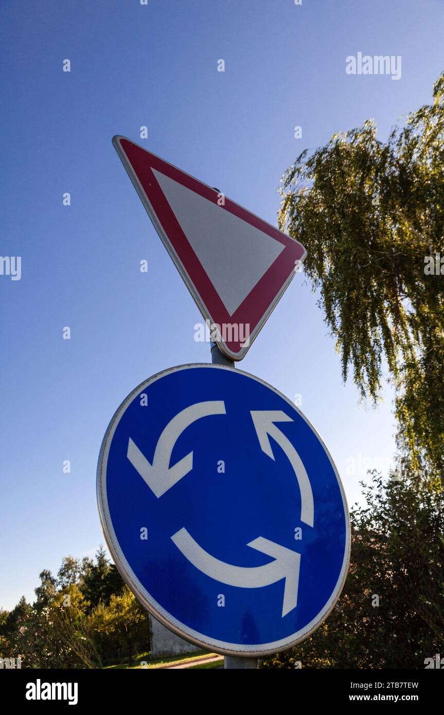 How to yield at a roundabout hi-res stock photography and images - Alamy