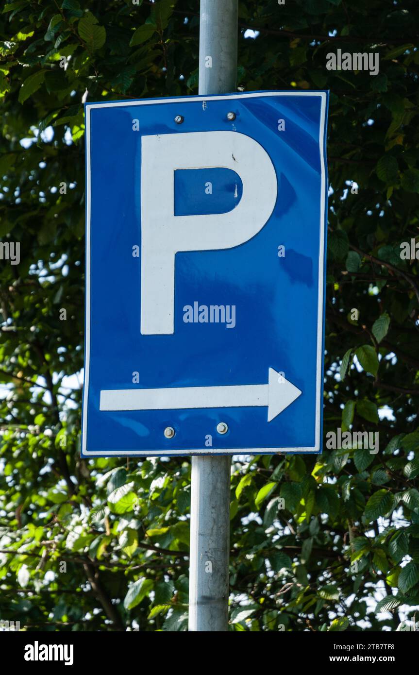 A blue direction sign for Parking Stock Photo - Alamy