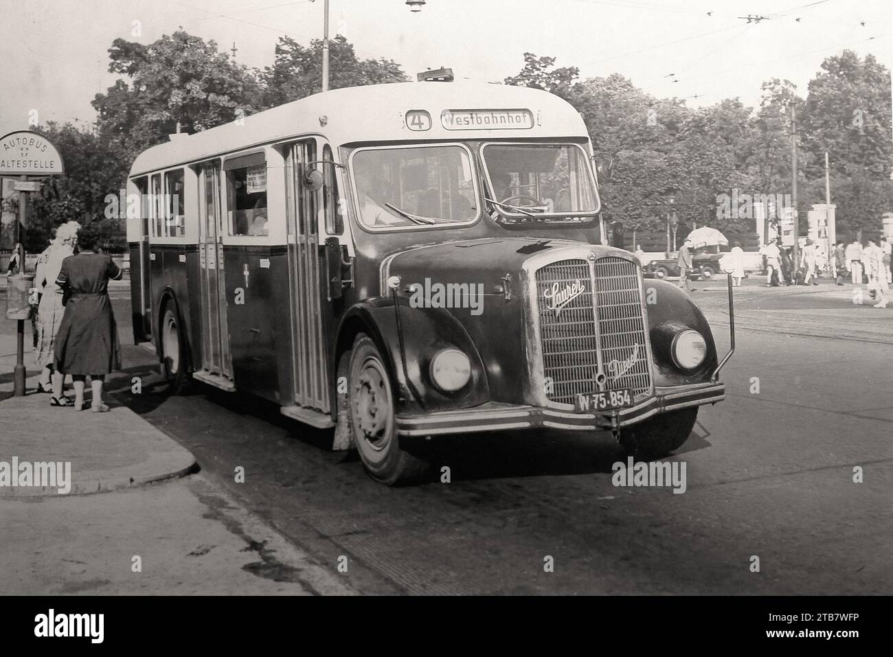 Vienna Tramway Museum (Photo) - Saurer 3-door diesel bus, post-war ...