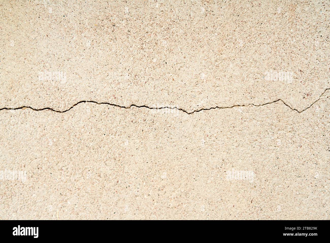 Long horizontal crack in beige concrete wall of house Stock Photo - Alamy