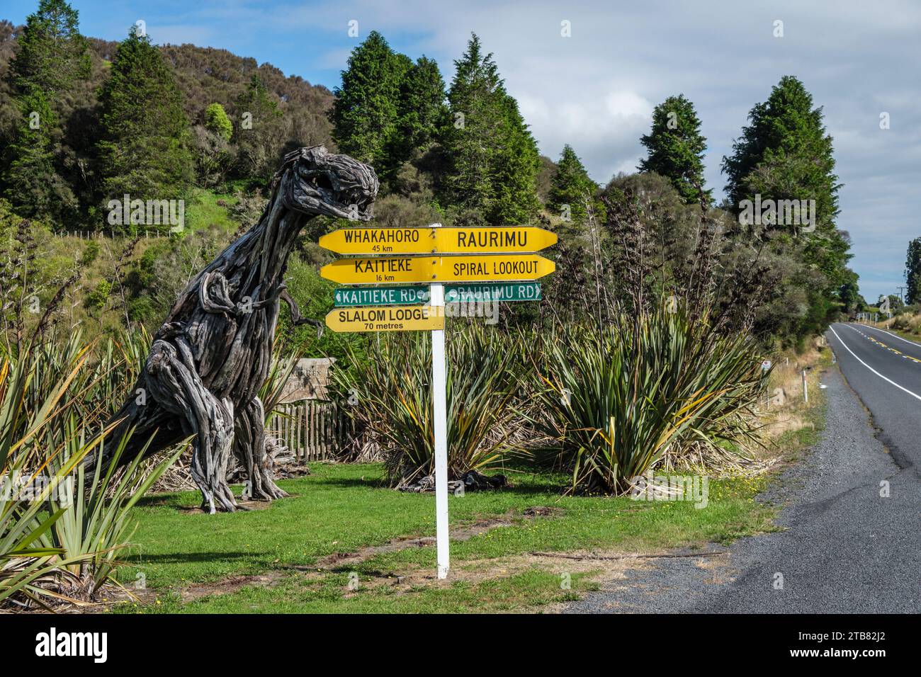The 'Raurimu Rex' sculpture on the roadside at Raurimu, North Island ...