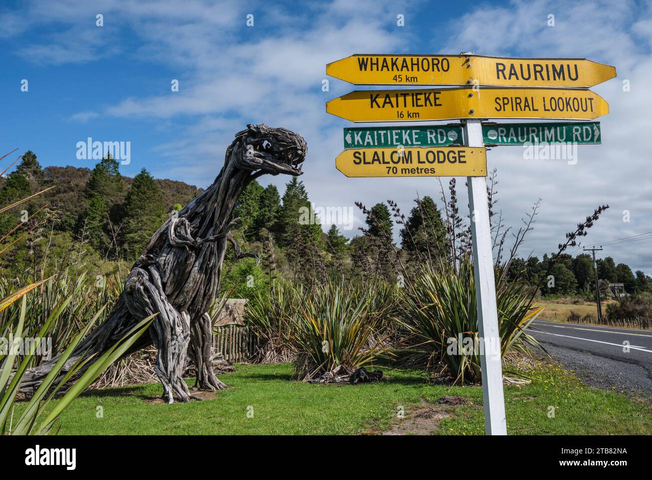 The 'Raurimu Rex' sculpture on the roadside at Raurimu, North Island ...