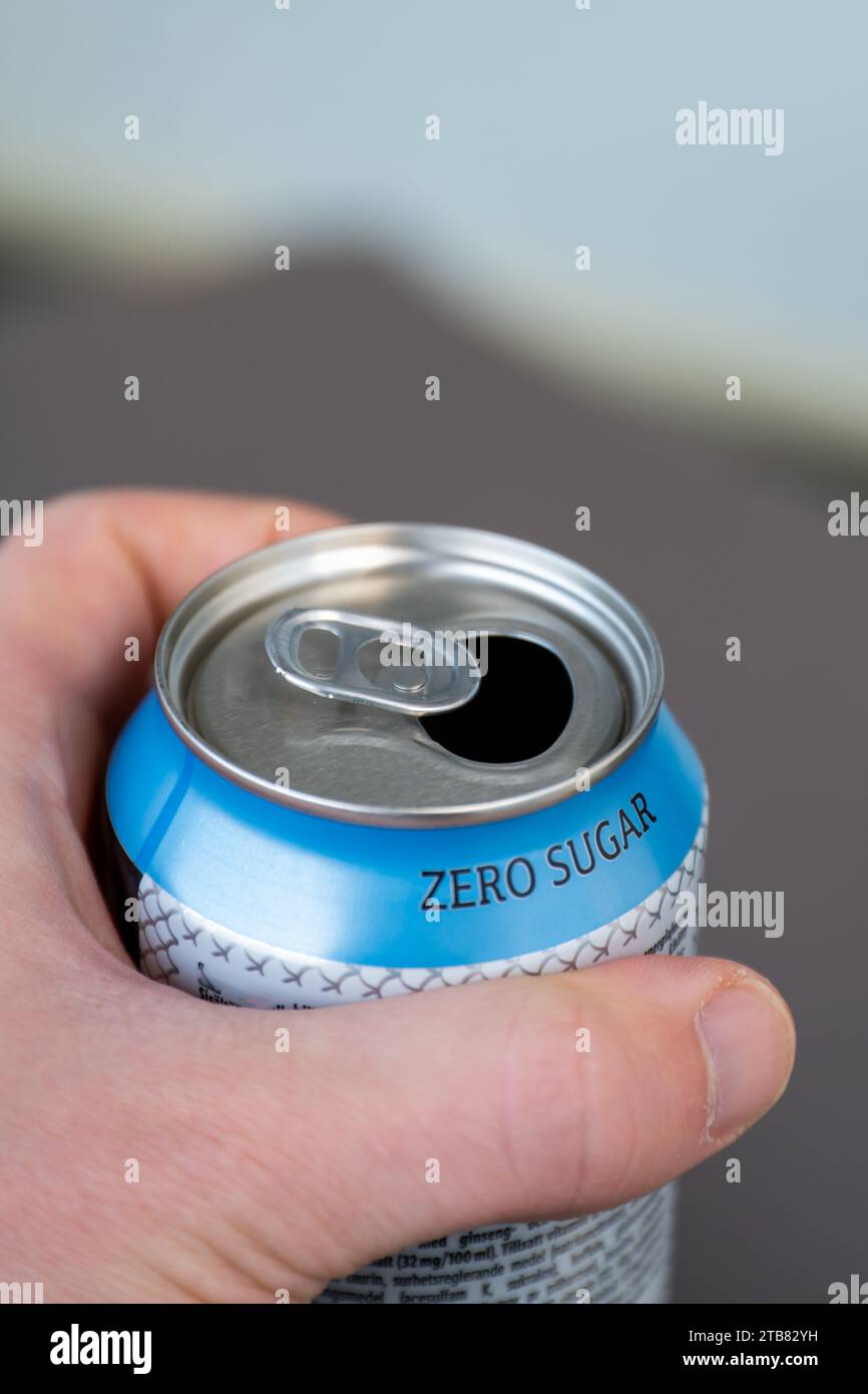 hand holding a zero sugar soda can. diet soda concept Stock Photo - Alamy