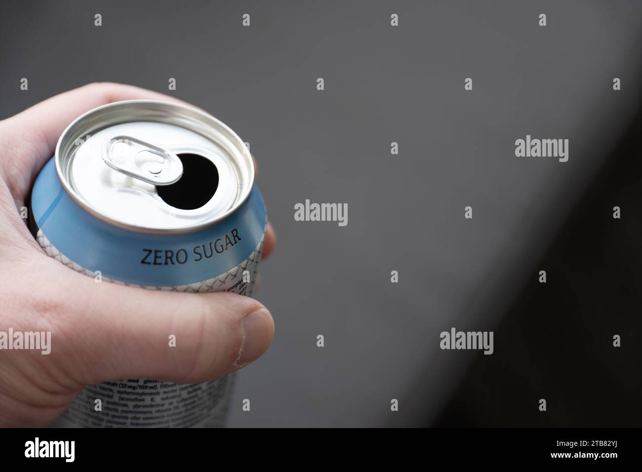 hand holding a zero sugar soda can. diet soda concept Stock Photo - Alamy