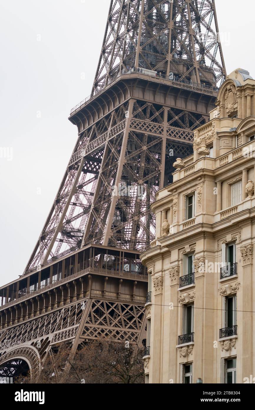 Bourgeois building at the foot of the Eiffel Tower in Paris - France ...