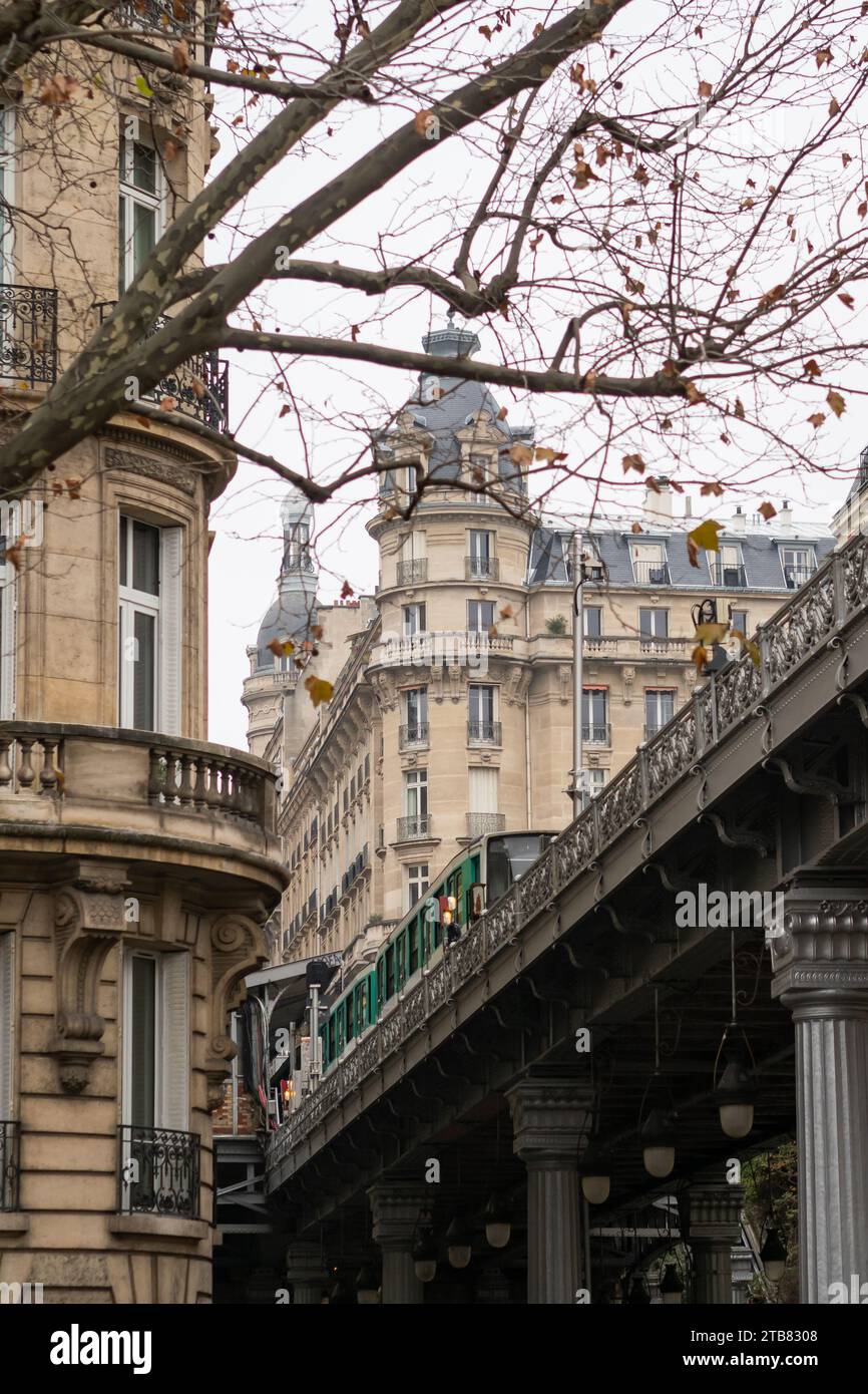 Metro line 6 eiffel hi-res stock photography and images - Alamy