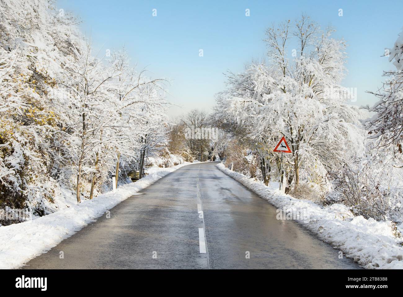 Danger sign wild animals hi-res stock photography and images - Alamy
