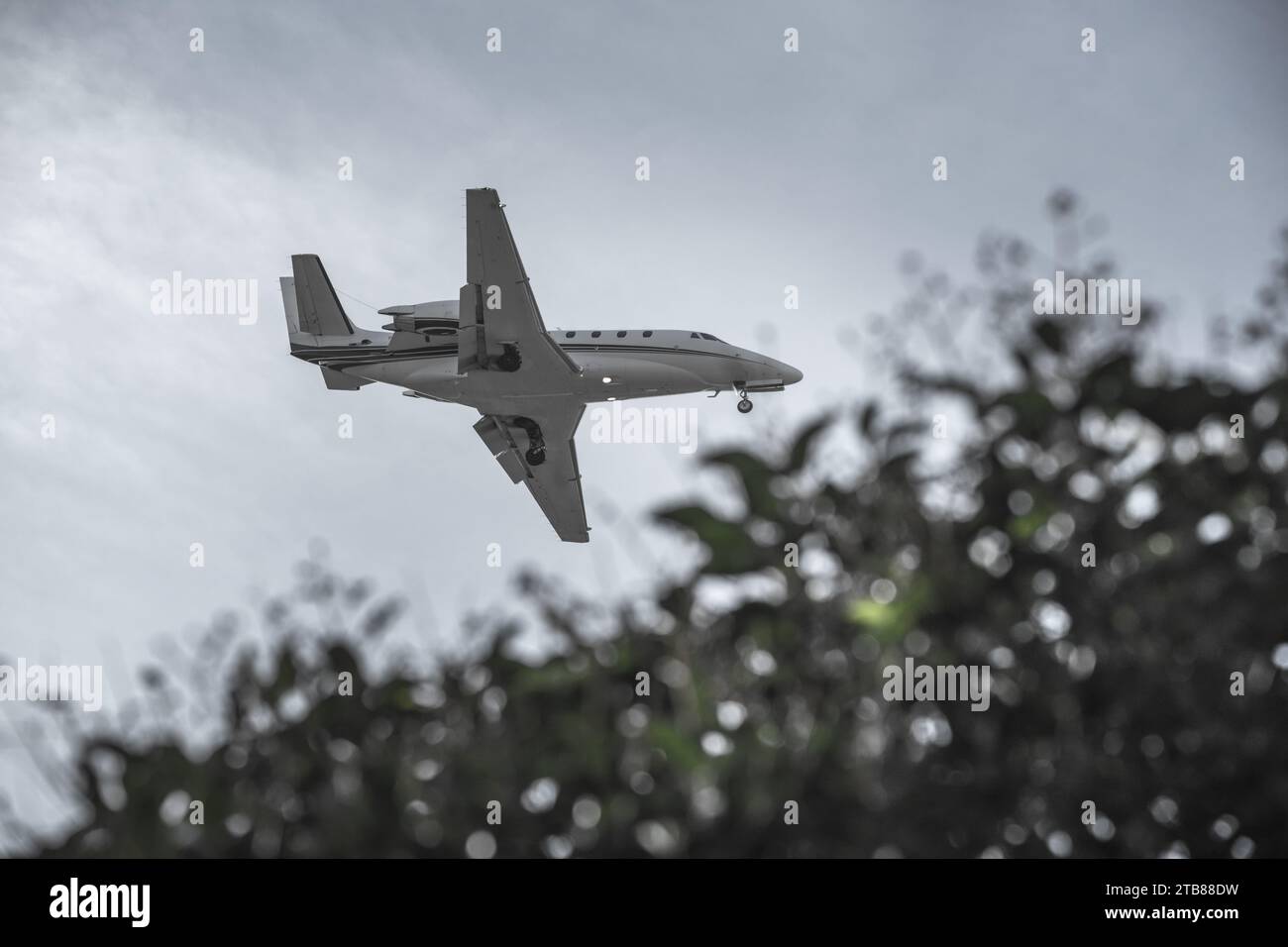 Passenger jet side view hi-res stock photography and images - Alamy