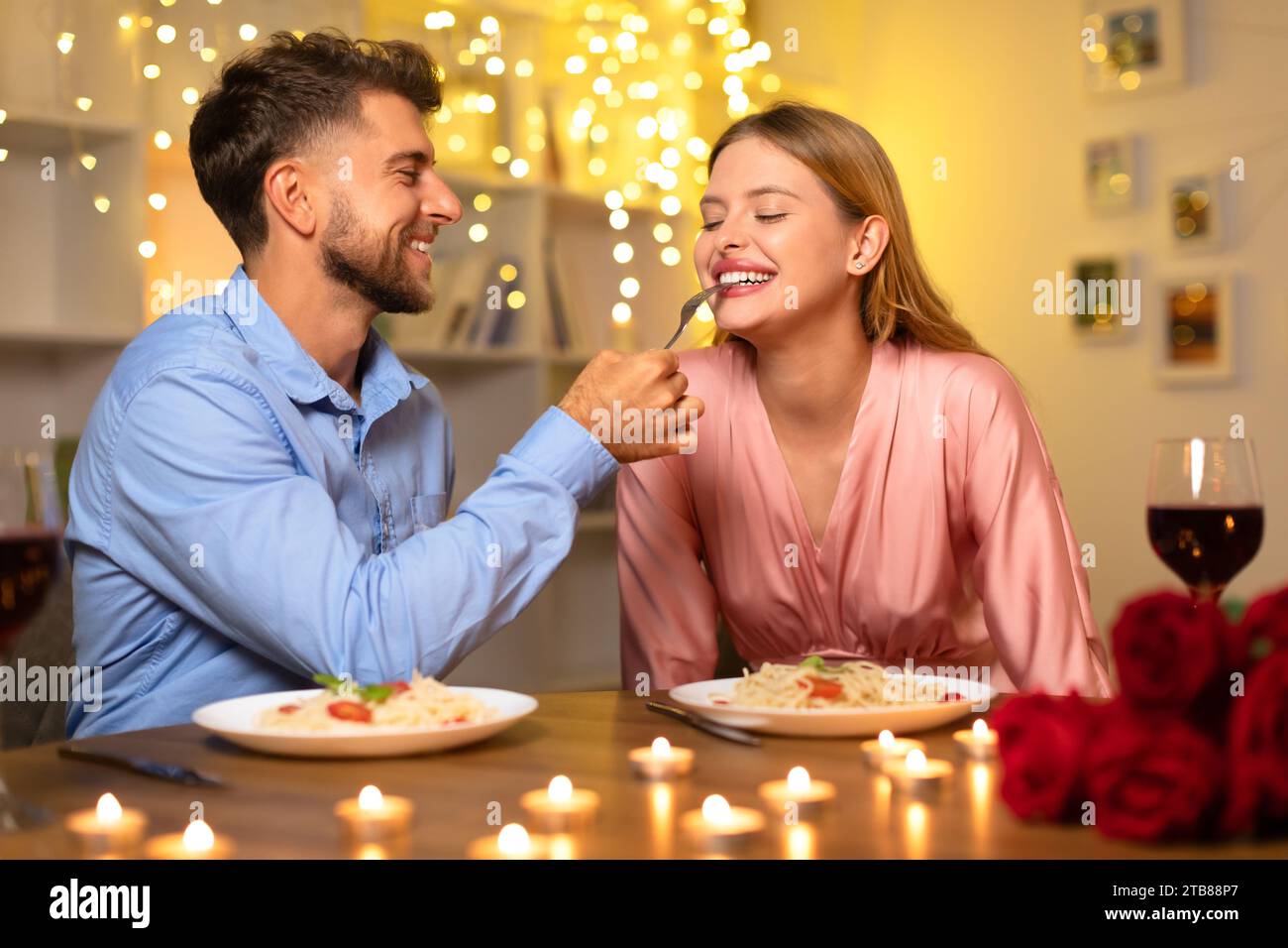 Man woman sharing spaghetti hi-res stock photography and images - Alamy