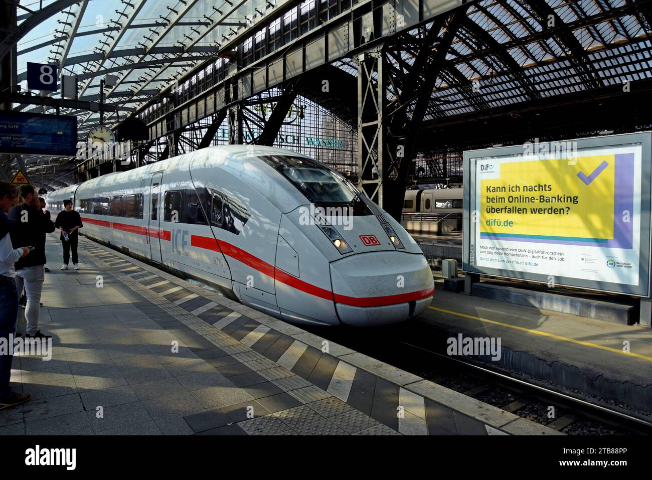 Passengers waiting for an arriving Deutsche Bahn ICE high speed train at Cologne HBF main ...