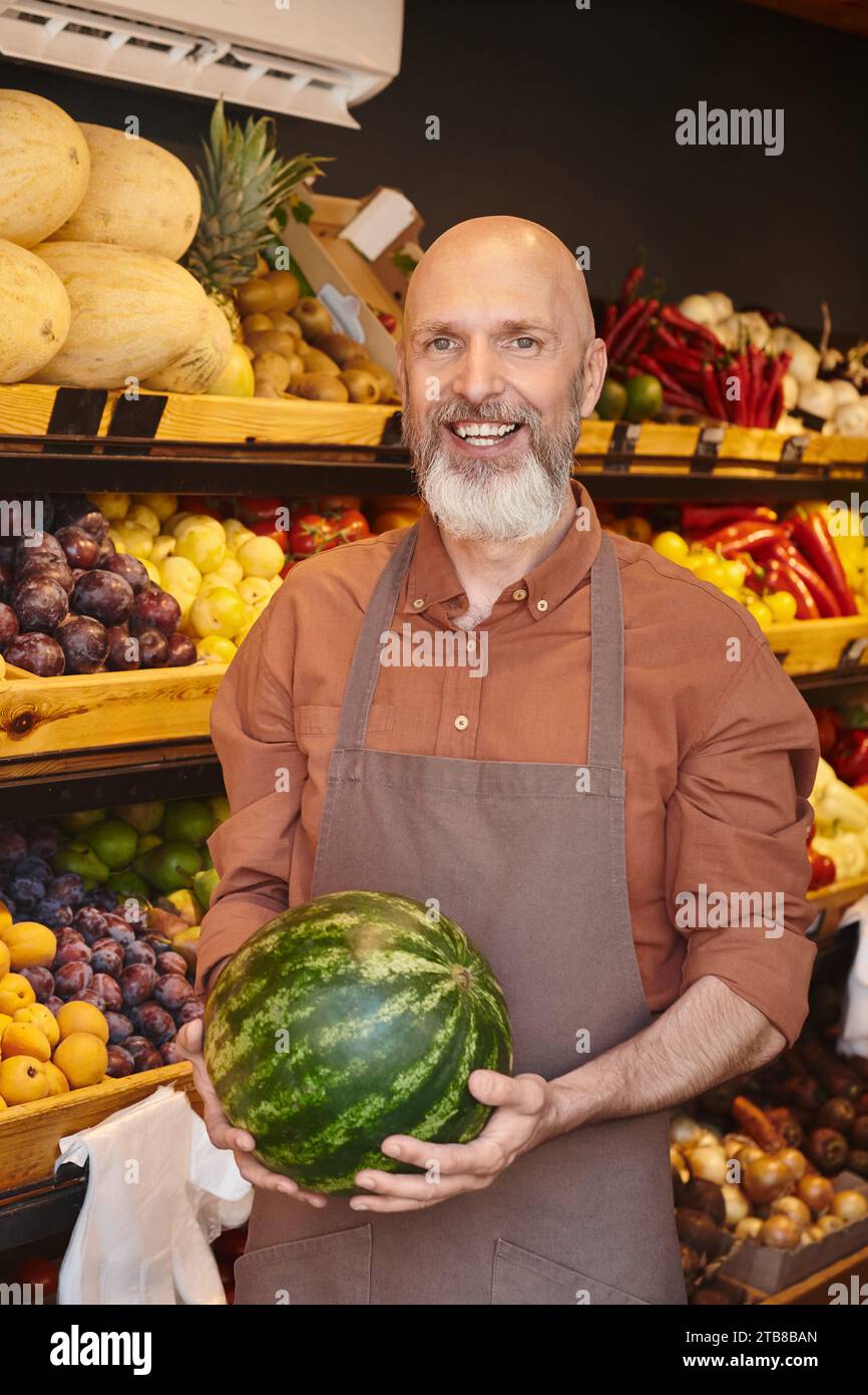 Produce salesman in market hi-res stock photography and images - Alamy