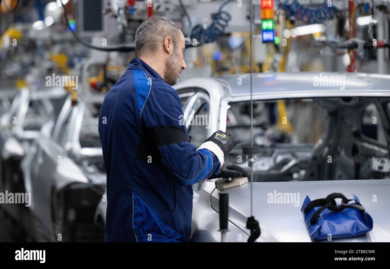 Munich, Germany. 05th Dec, 2023. BMW employees work in production ...