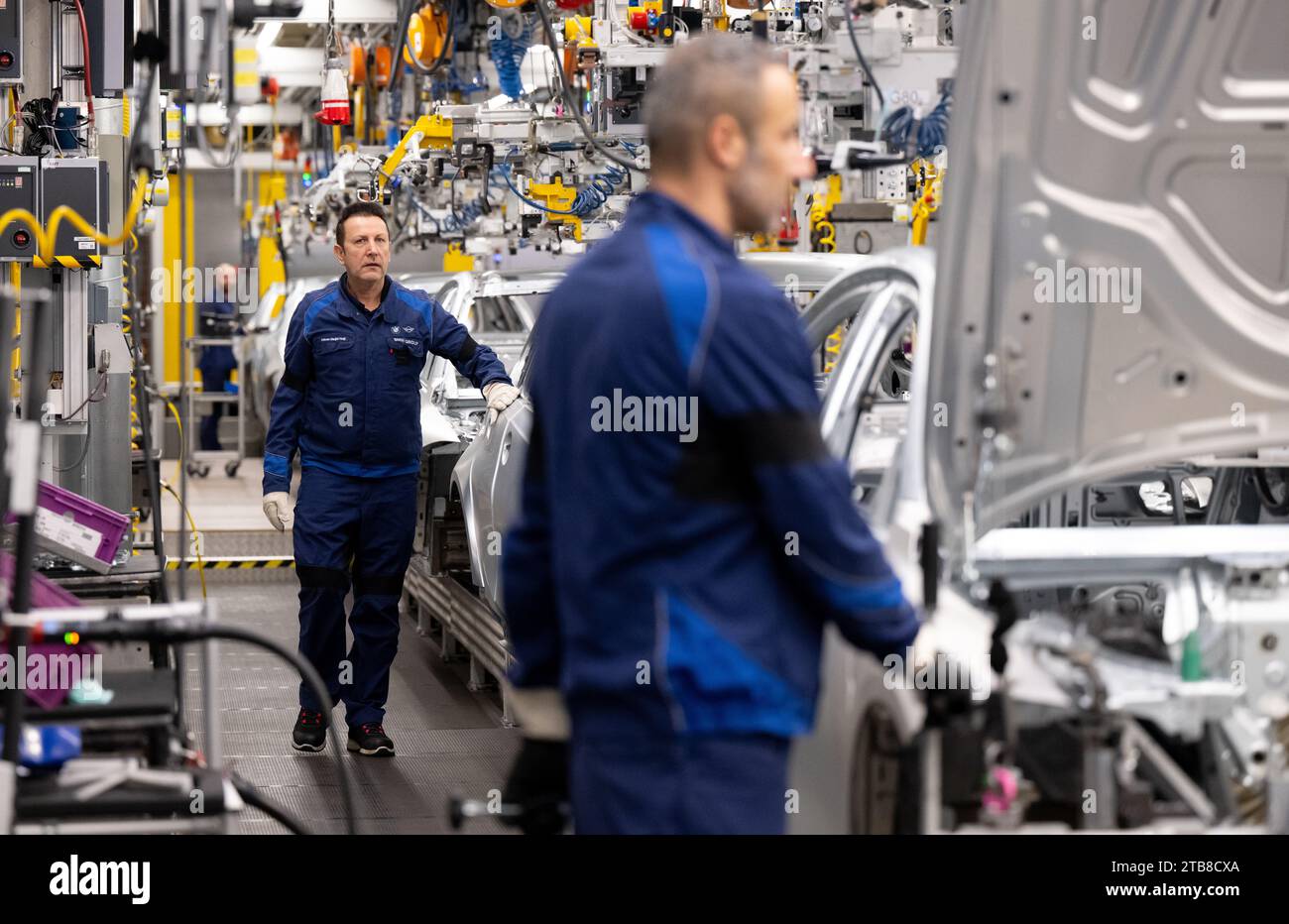 Munich, Germany. 05th Dec, 2023. BMW employees work in production ...