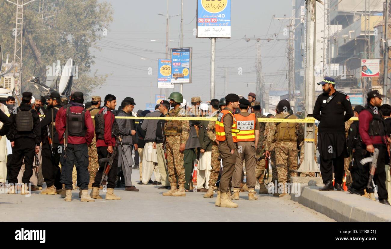 Peshawar, Pakistan. 5th Dec, 2023. Security personnel examine the blast ...