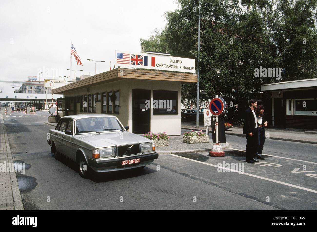 Checkpoint charlie berlin wall 1989 hi-res stock photography and images ...