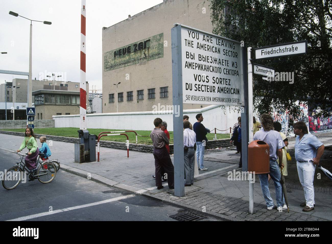 Checkpoint charlie berlin wall 1989 hi-res stock photography and images ...