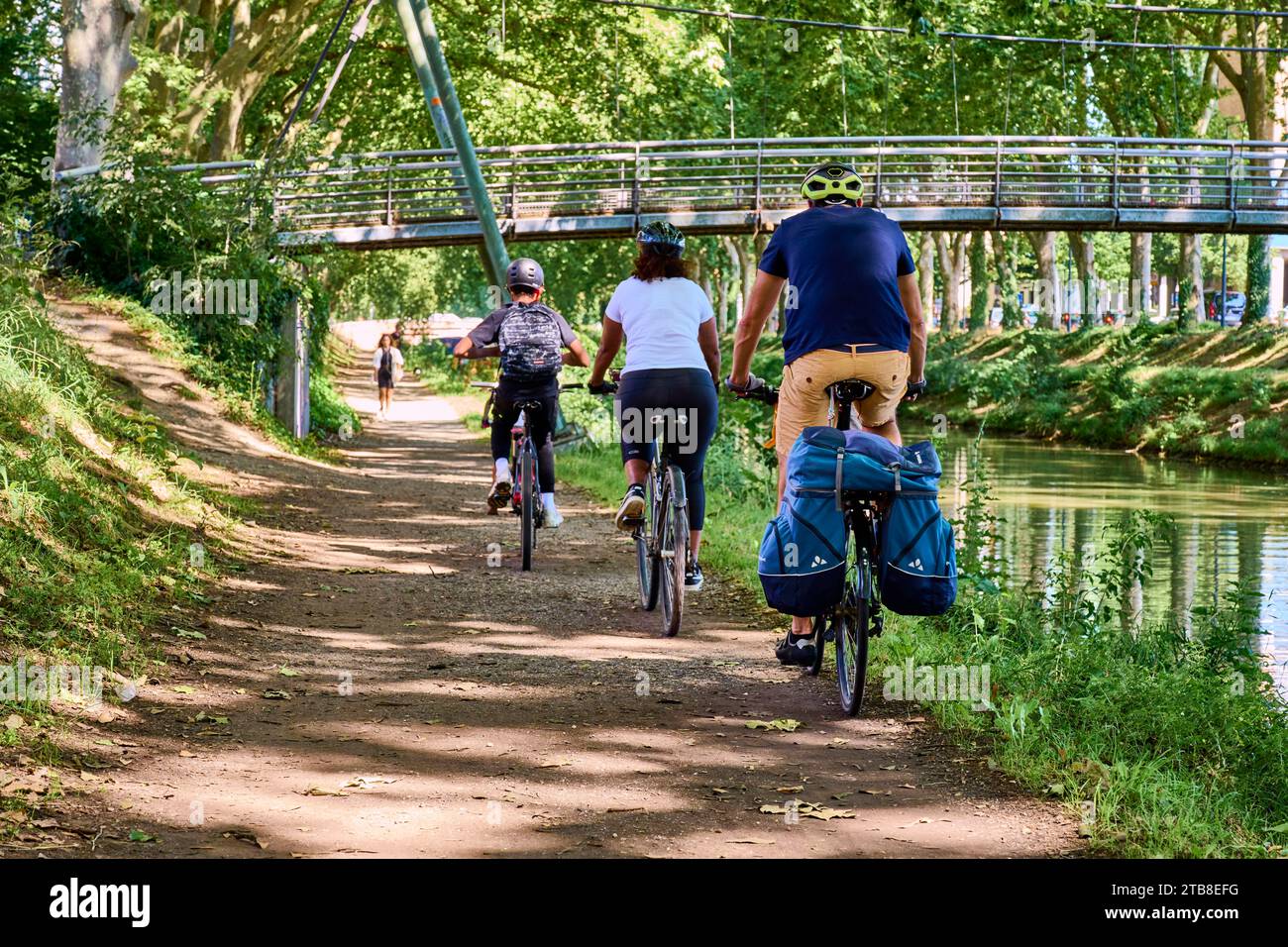 Toulouse (south of France): family bike ride in the shade of the trees ...