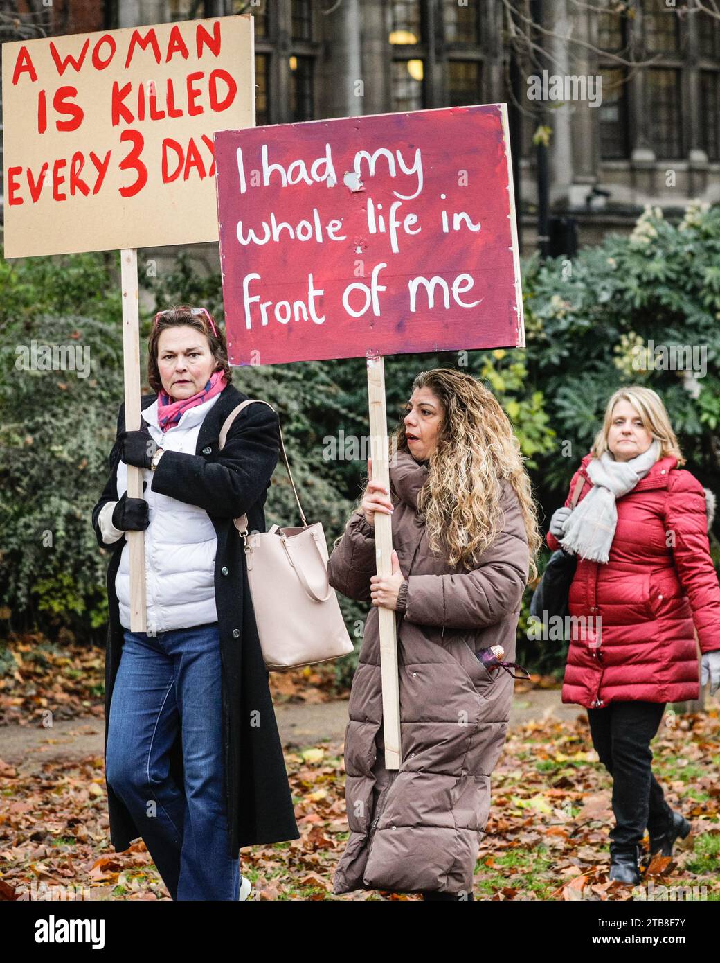 London, UK 05th Dec 2023. The affected families stand with an ...
