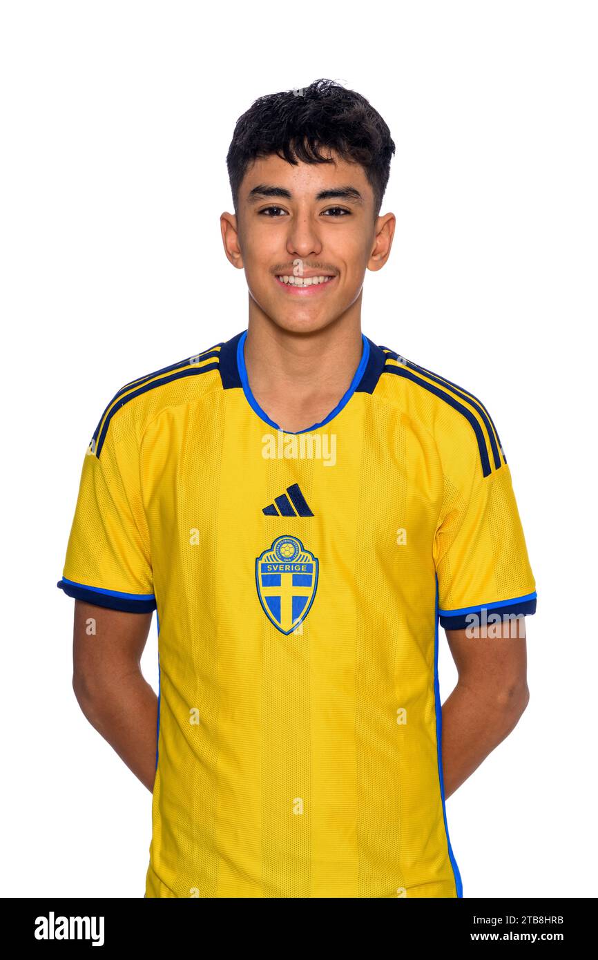 231205 James Policarpio poserar för ett porträtt under en fotografering ...