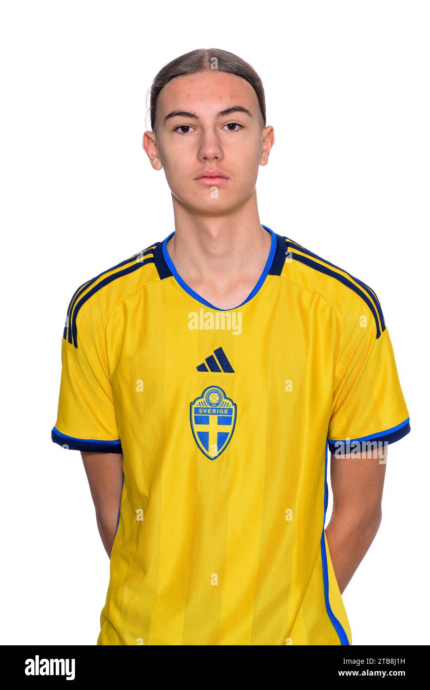 231205 Dante Caspari Bark poserar för ett porträtt under en ...