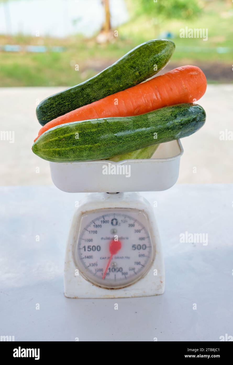 Produce on scale at store hi-res stock photography and images - Alamy