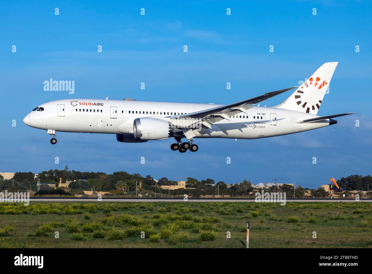 Solidaire (Comlux Aruba) Boeing 787-8 Dreamliner (REG: P4-787) arriving ...